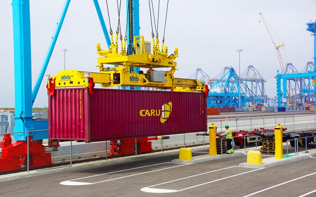 Lift On/ Lift Off Charge - LO/LO fee: Phí nâng hạ container